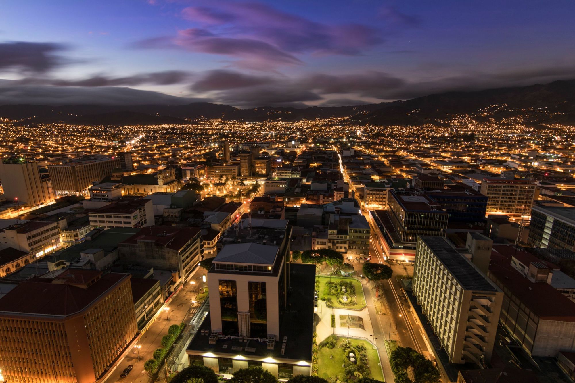 Private chauffeur in San José｜Infinity luxe chauffeur
